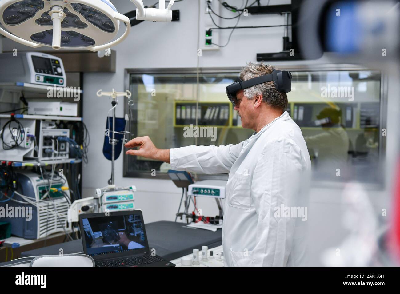 Berlin, Germany. 10th Jan, 2020. Doctor Olaf Göing, chief physician of ...