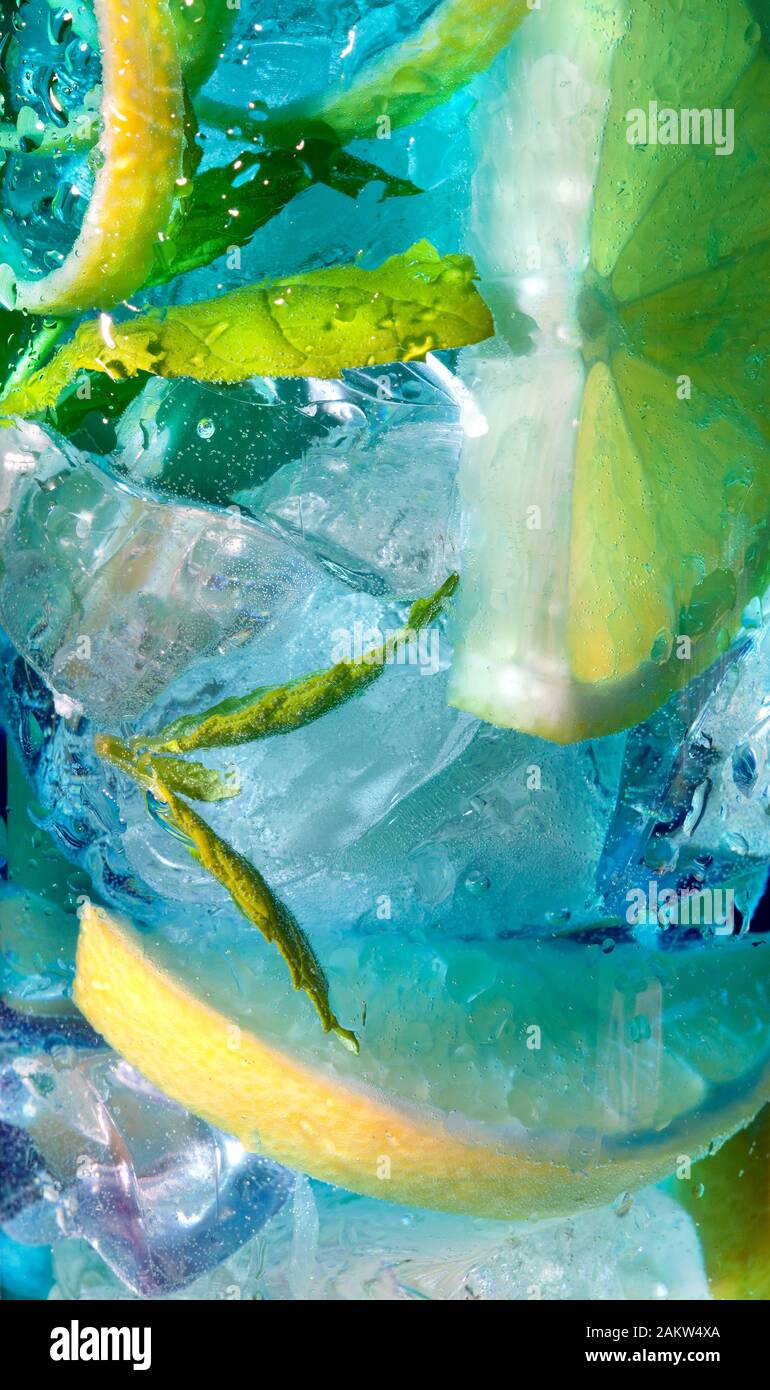 Extreme macro closeup of a blue cocktail drink with lemon slices Stock ...