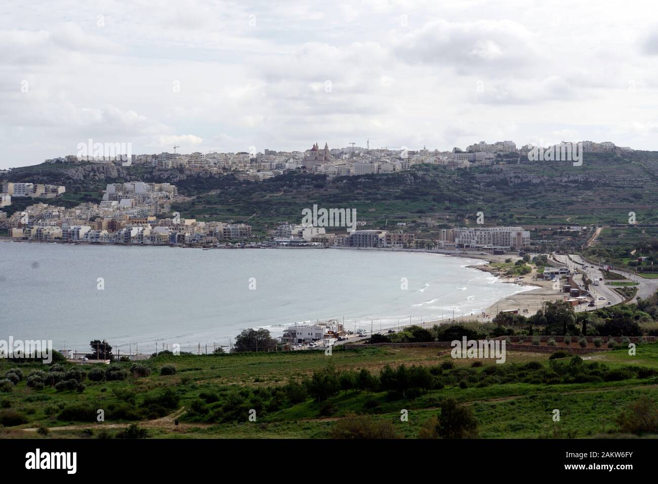 Blick von der Marfa Ridge auf Mellieha und die gleichnamige Bucht ...