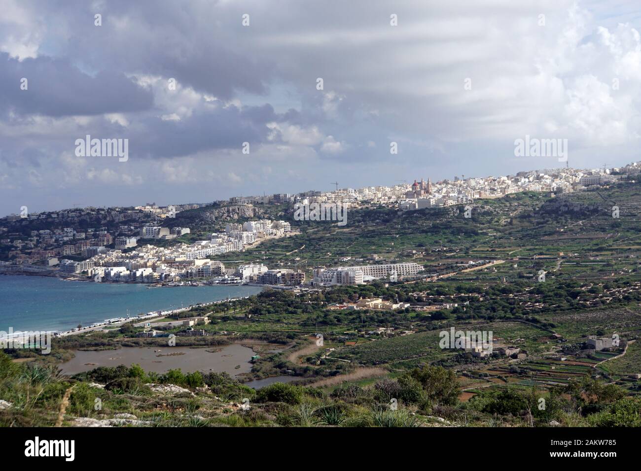 Blick von der Marfa Ridge auf Mellieha und die gleichnamige Bucht ...