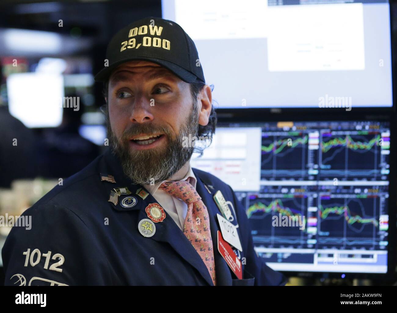 New York, United States. 10th Jan, 2020. Traders wear DOW 29,000 hats ...