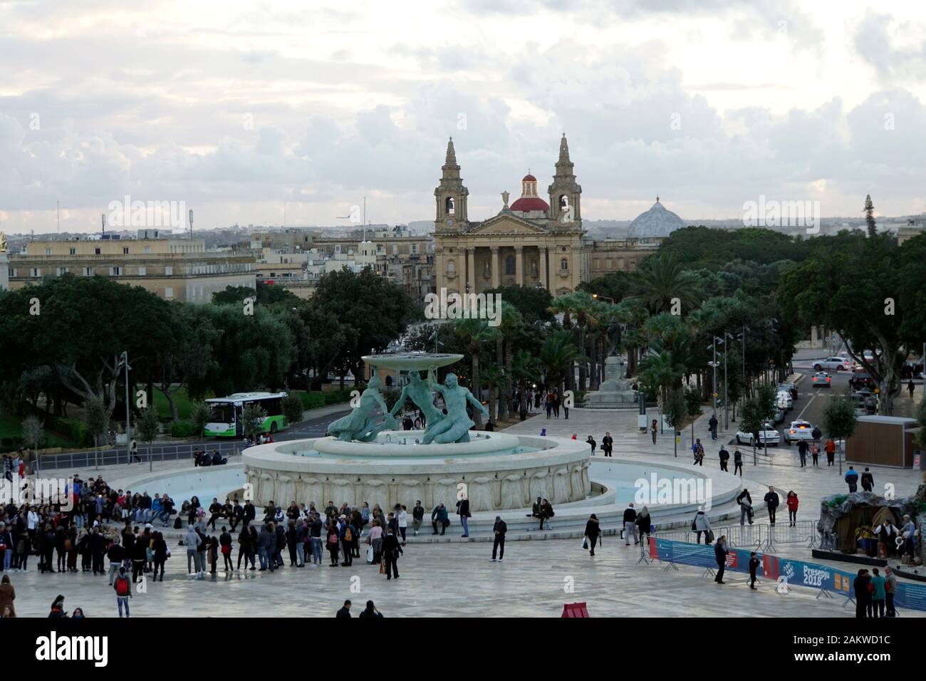 Triton -Brunnen vor dem Stadttor, Valletta, Malta Stock Photo - Alamy