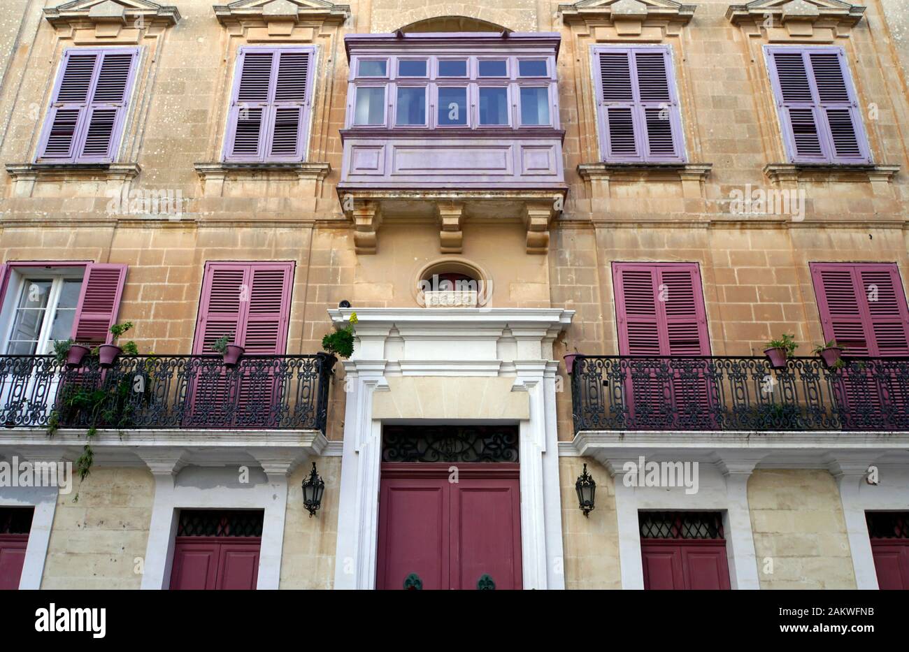historische Altstadt Mdina - Haus mit lila Fensterläden am St. Paul ...