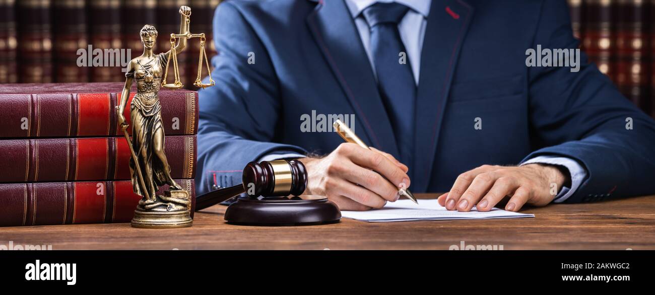 Man signing legal documents hi-res stock photography and images - Alamy