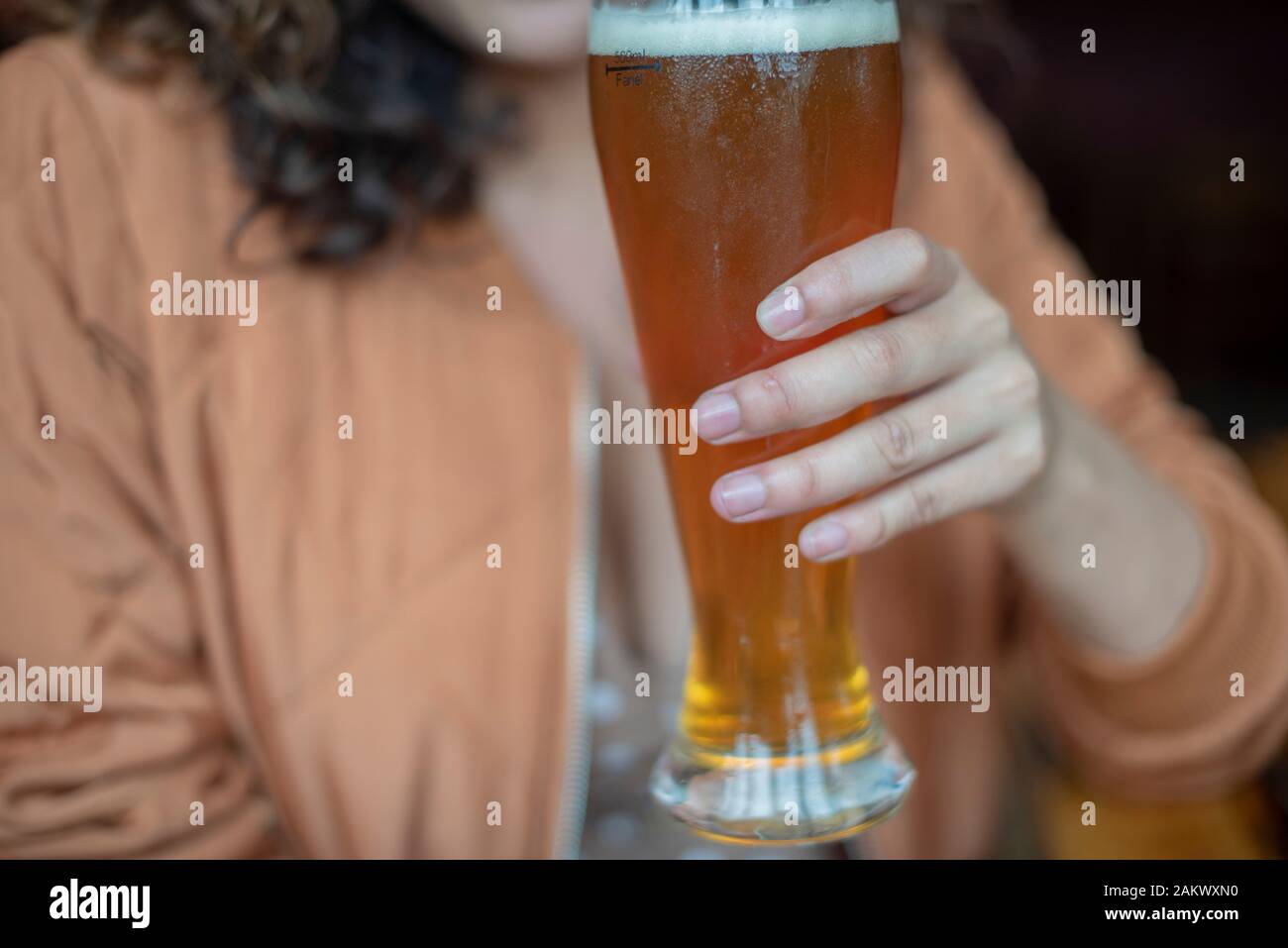Woman hand holding beer hi-res stock photography and images - Alamy