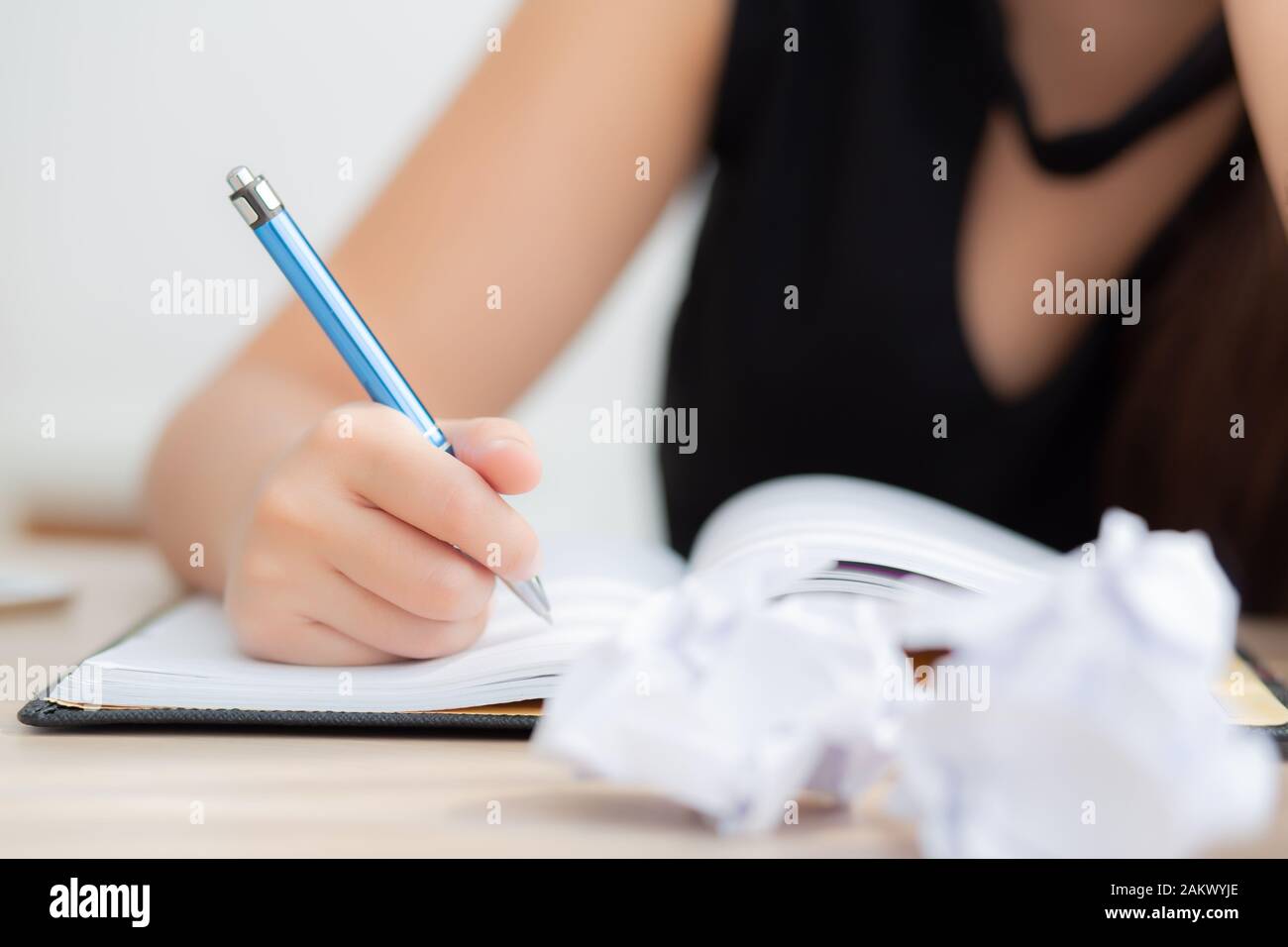 Woman writer thinking hi-res stock photography and images - Alamy