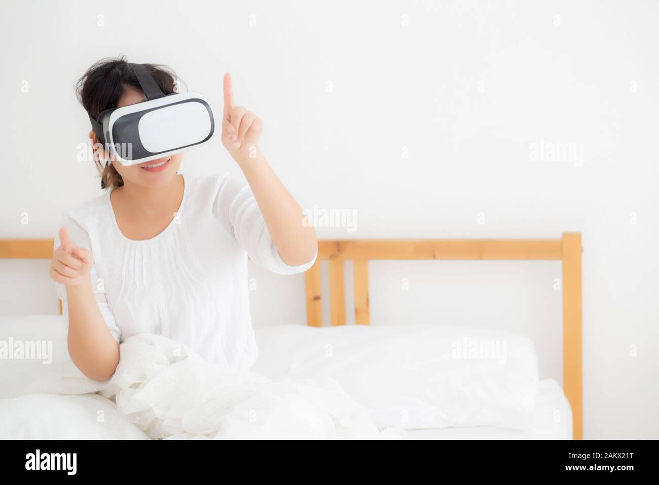 Beautiful young asian woman cheerful and fun wearing vr virtual reality ...