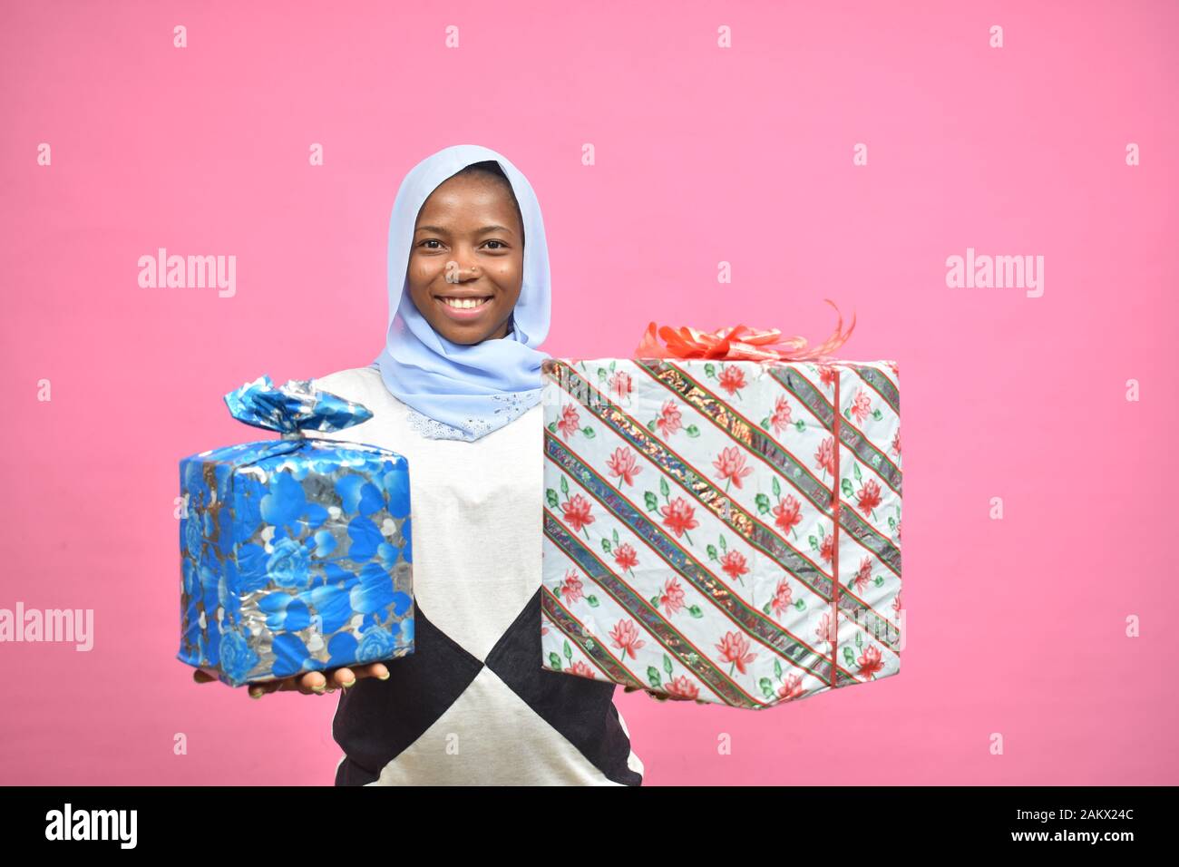 pretty young black lady holding gift boxes Stock Photo - Alamy