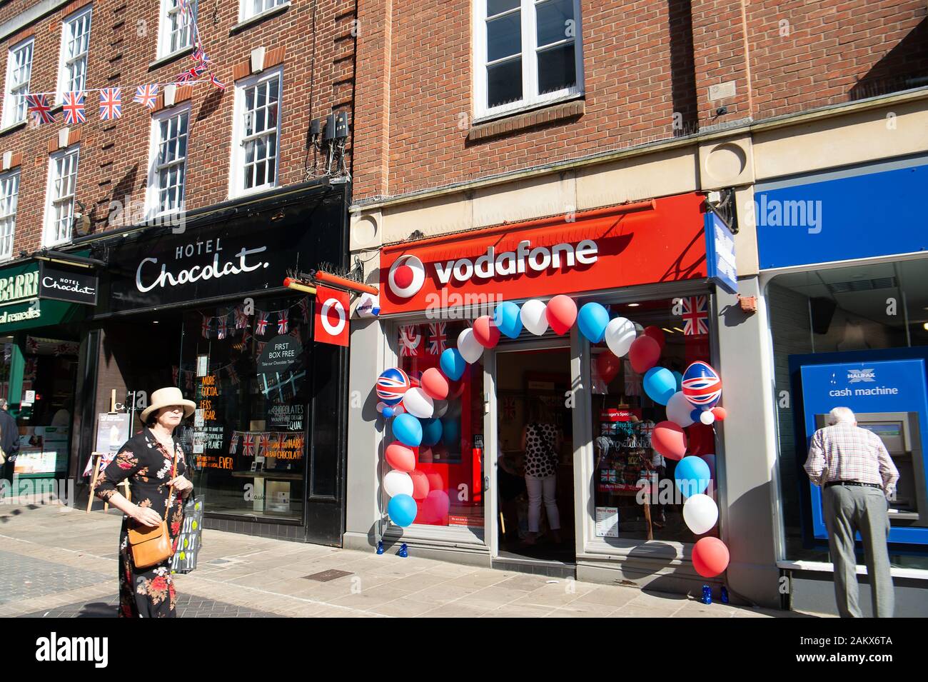 Balloon arch shop hi-res stock photography and images - Alamy