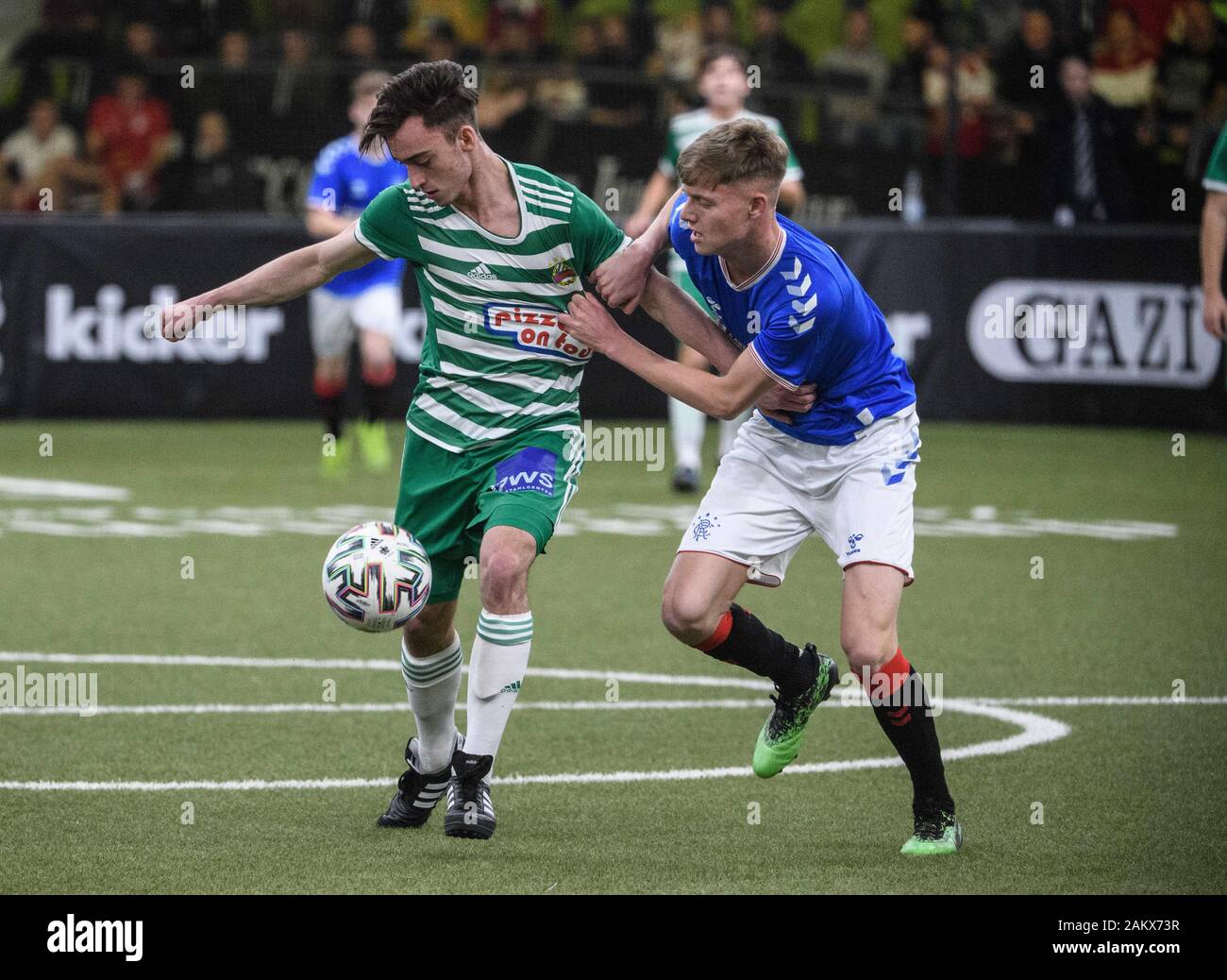 Raphael Strasser (Rapid Vienna) versus Kyle McClelland (Glasgow Rangers). GES / Fussball ...