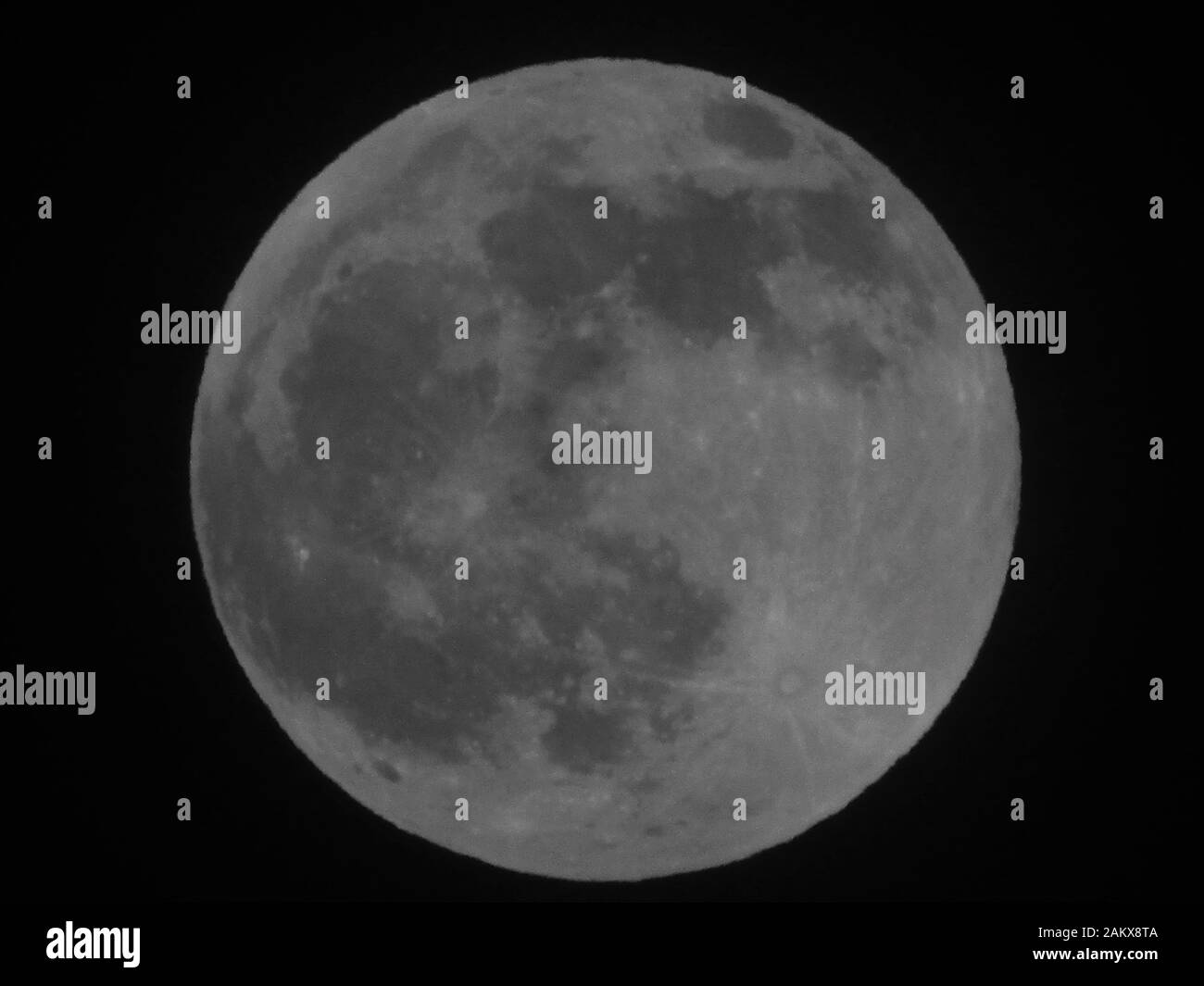 Cheshire,uk 10th January 2020 First full moon ( Wolf Moon ) of the new ...