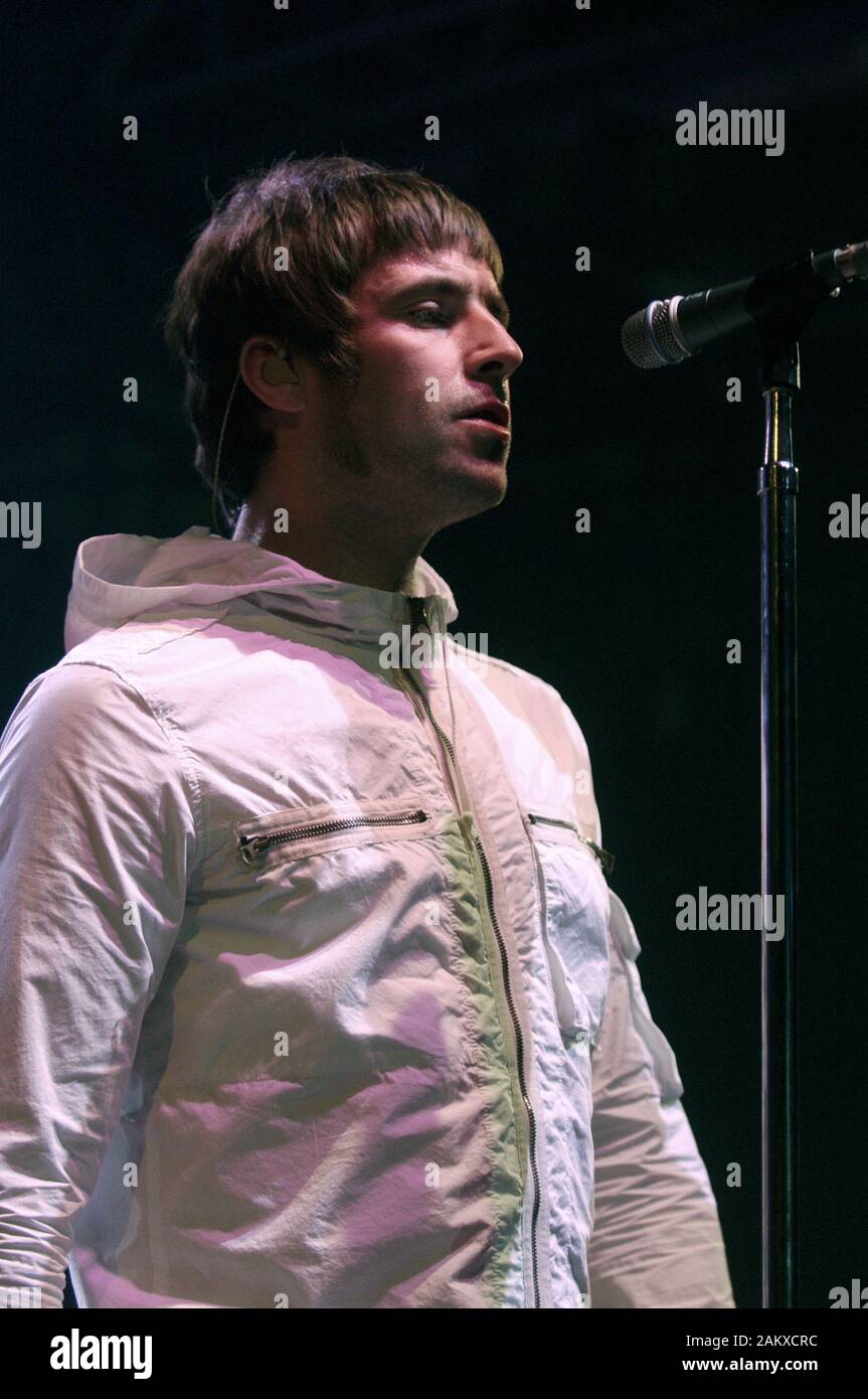 Liam gallagher brit awards 2000 hi-res stock photography and images - Alamy