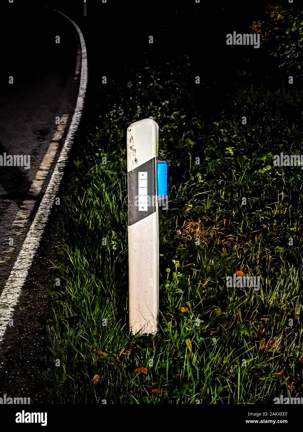 Highway reflector hi-res stock photography and images - Alamy