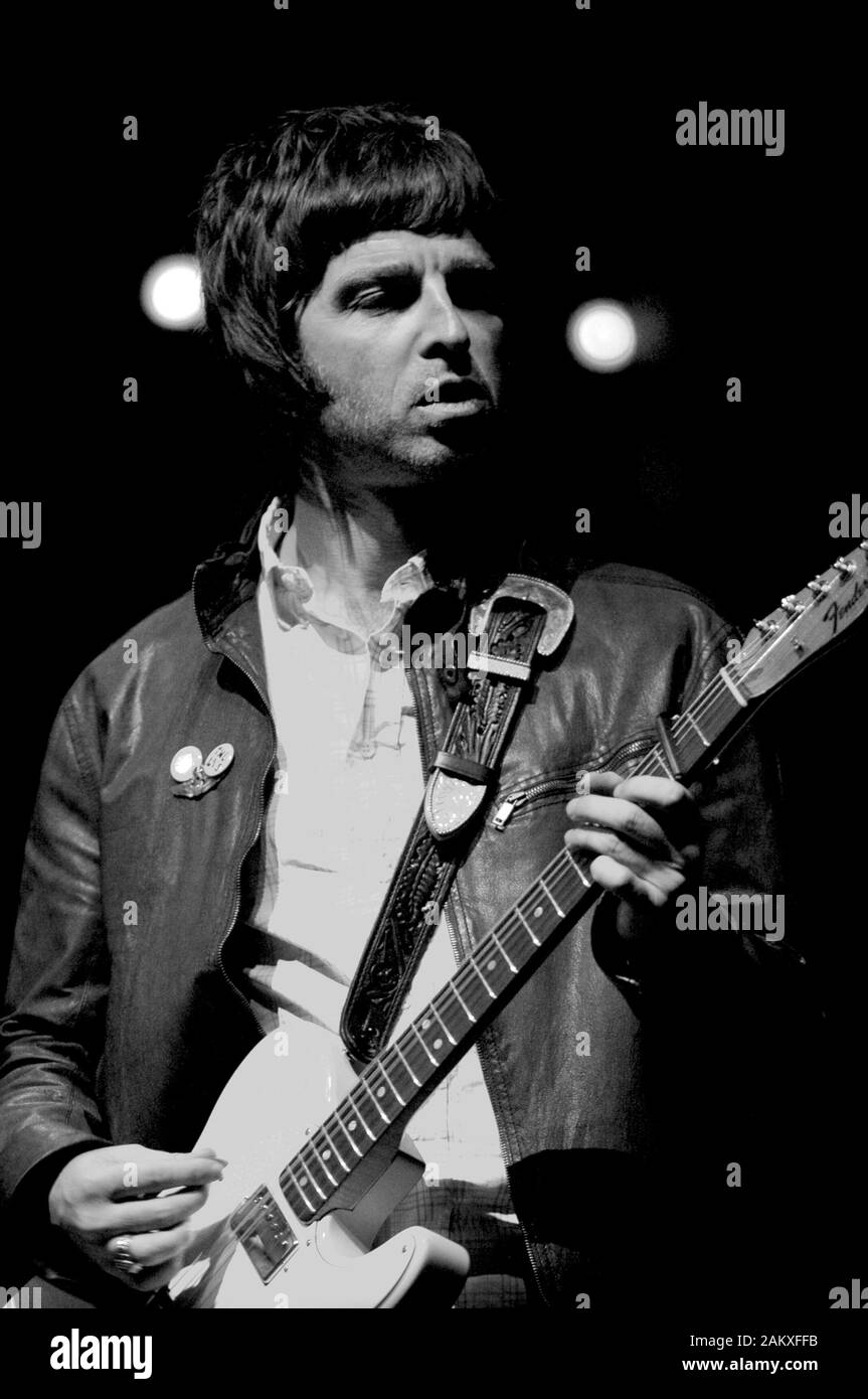 Oasis gallagher brothers Black and White Stock Photos & Images - Alamy