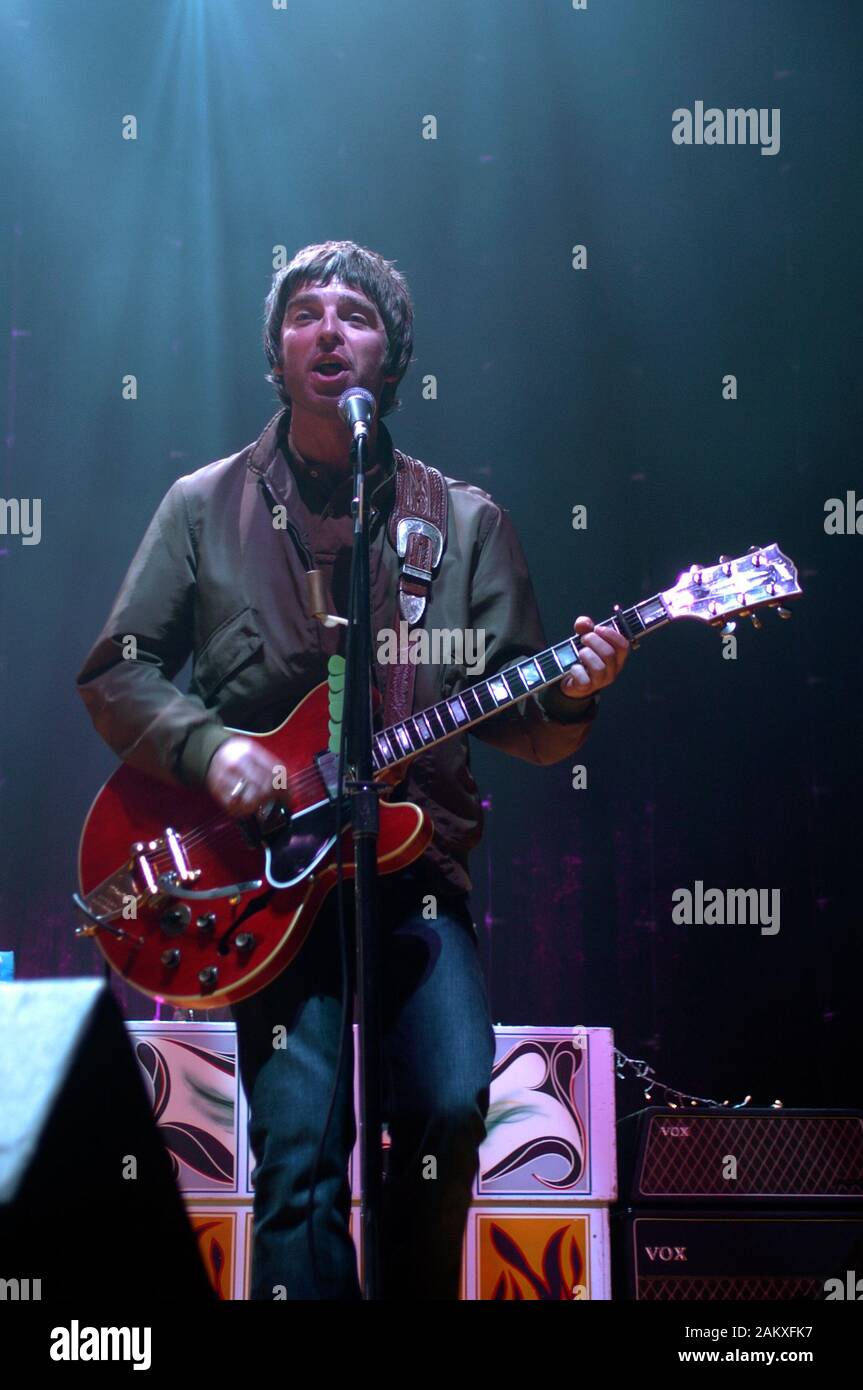 Lead singer with oasis hi-res stock photography and images - Alamy