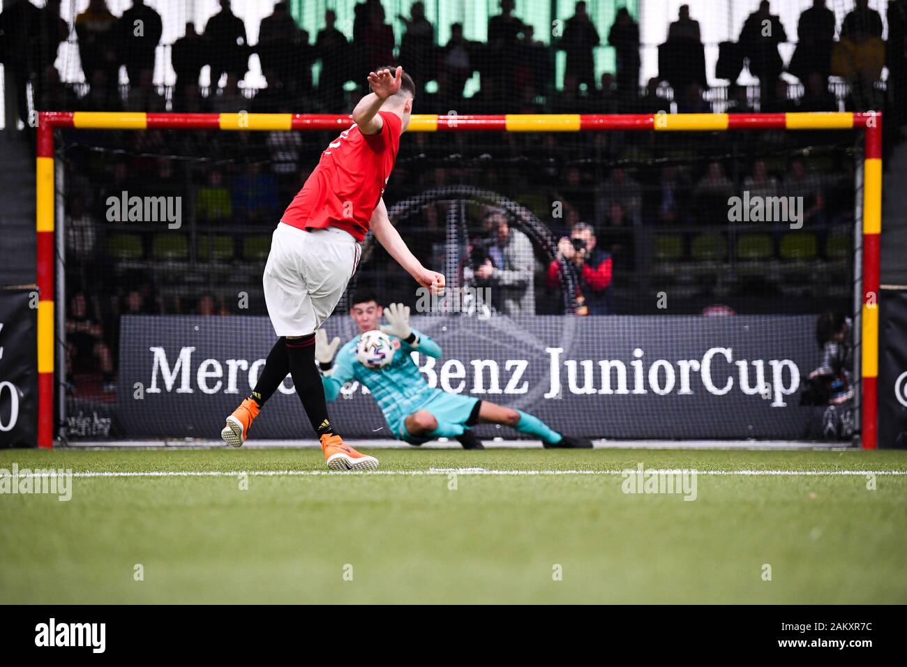 Mercedes mark hi-res stock photography and images - Alamy