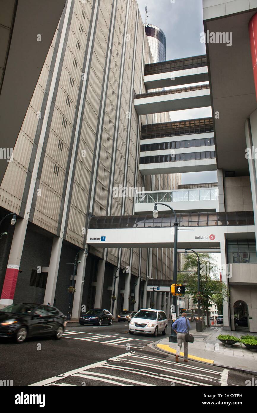 Skyways between skyscrapers in Ted Turner Dr with John Portman Blvd ...