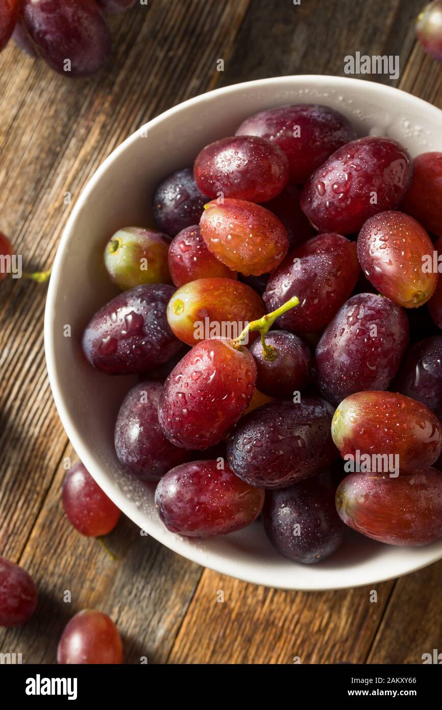 Raw Organic Purple Red Grapes in a Bowl Stock Photo - Alamy