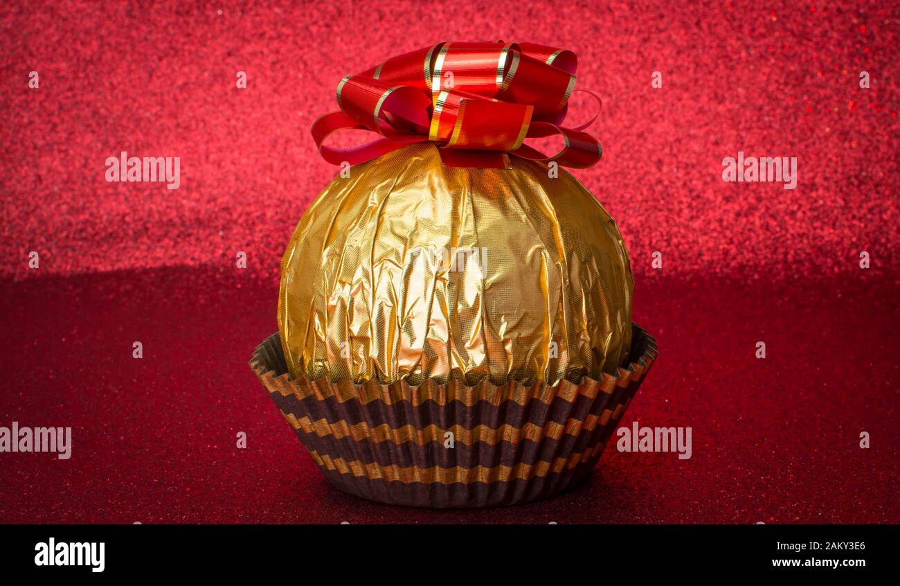 red sparkly background with Delicious candy wrapped in gold foil Stock ...