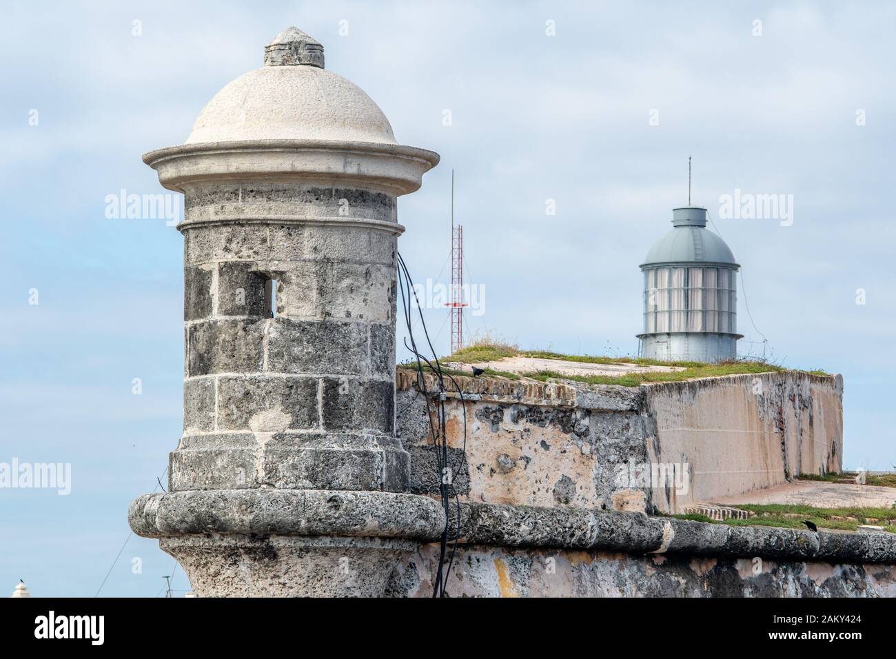 Faro castillo del morro lighthouse hi-res stock photography and images ...