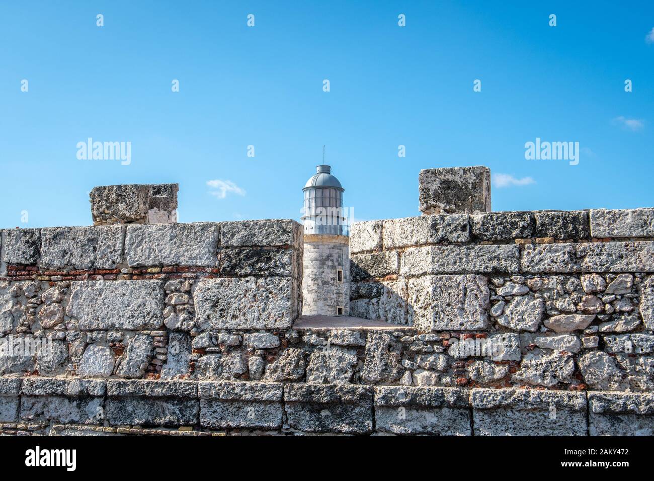 Faro castillo del morro lighthouse hi-res stock photography and images ...