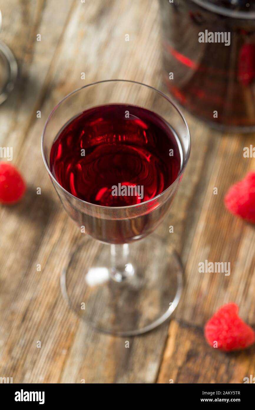 Raspberry in alcoholic drink hi-res stock photography and images - Alamy