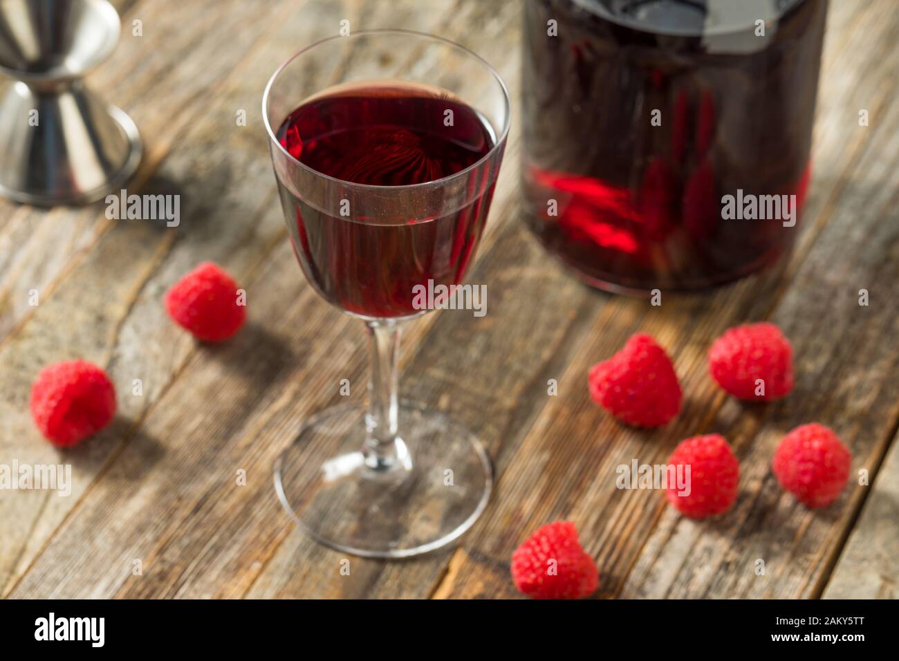 Raspberry in alcoholic drink hi-res stock photography and images - Alamy