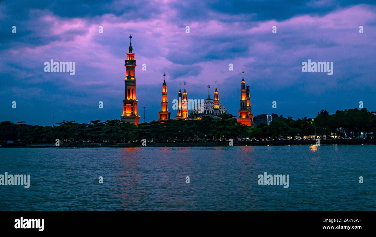 Samarinda Islamic Center at night, Mahakam Riverbank Stock Photo - Alamy