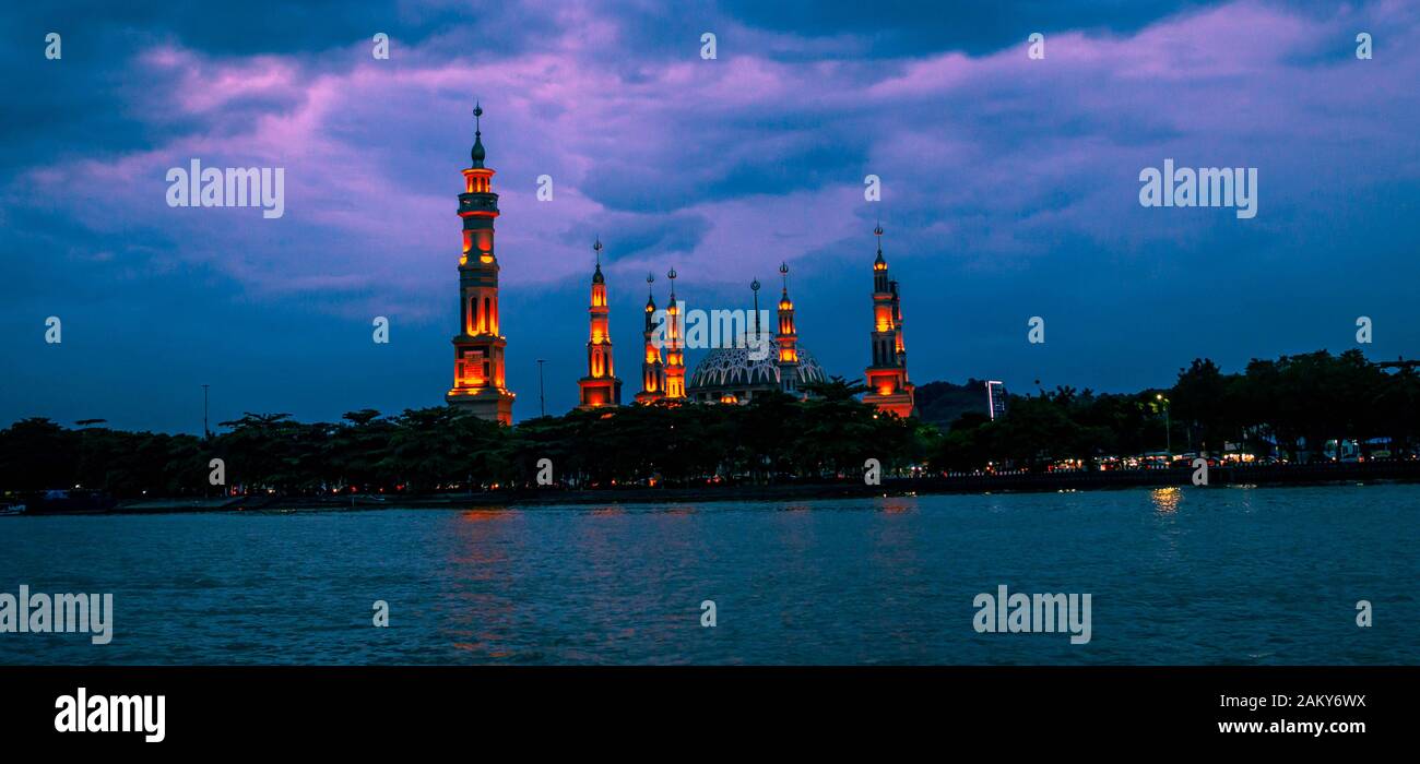 Samarinda Islamic Center at night, Mahakam Riverbank Stock Photo - Alamy