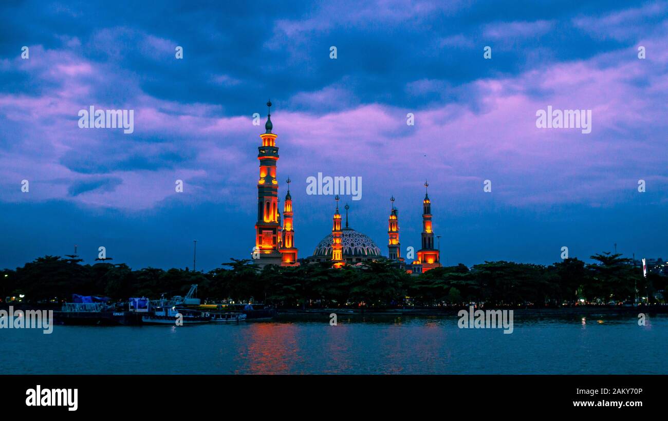 Samarinda Islamic Center at night, Mahakam Riverbank Stock Photo - Alamy