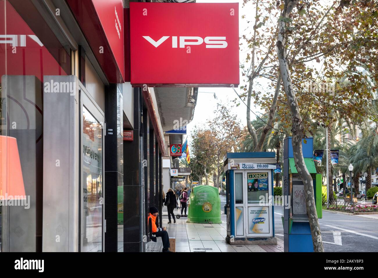 Spanish restaurant chain VIPS logo seen in Spain Stock Photo - Alamy