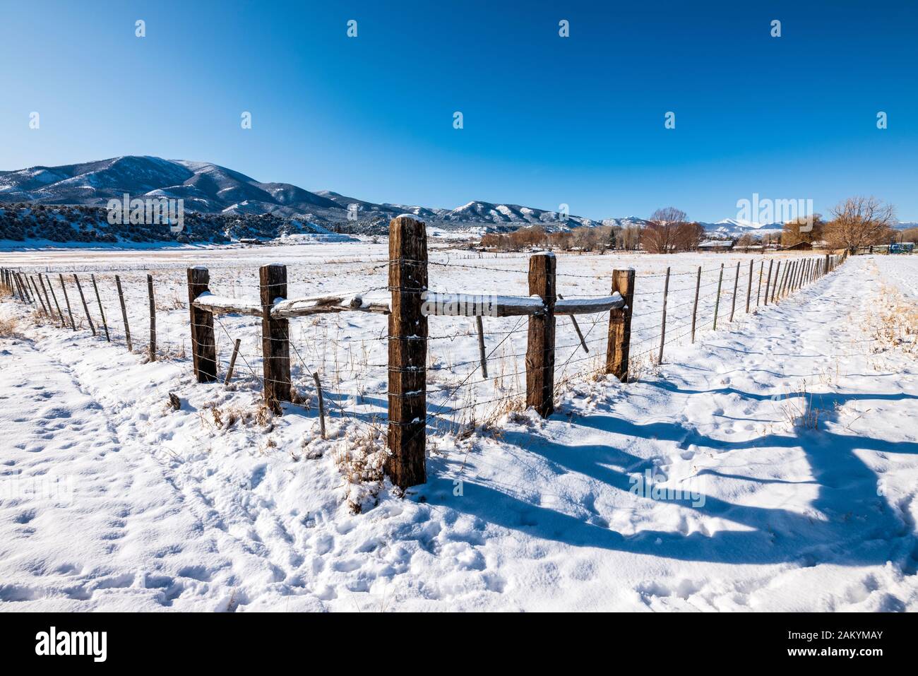 Wooden farm fences hi-res stock photography and images - Alamy