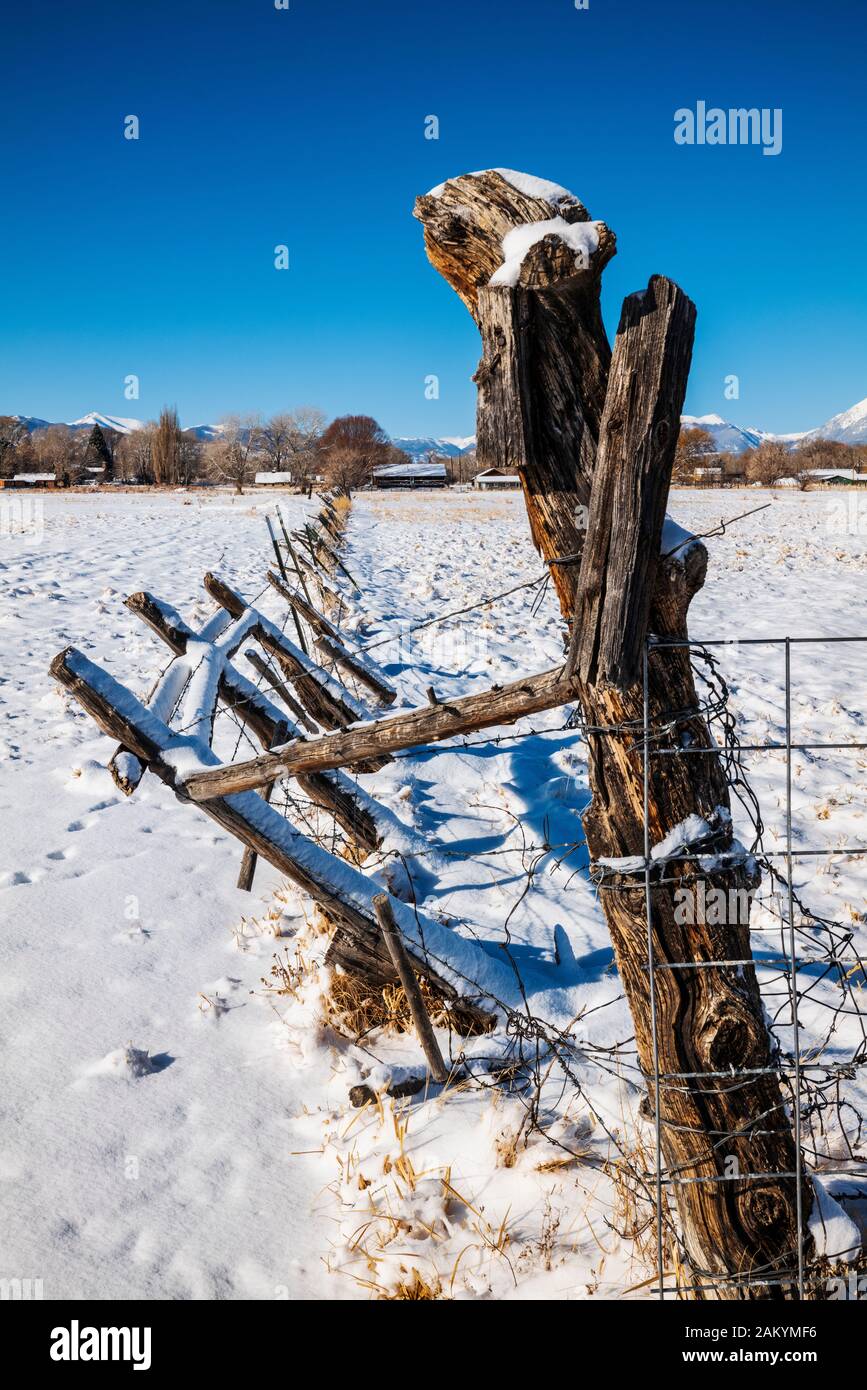 Wooden farm fences hi-res stock photography and images - Alamy