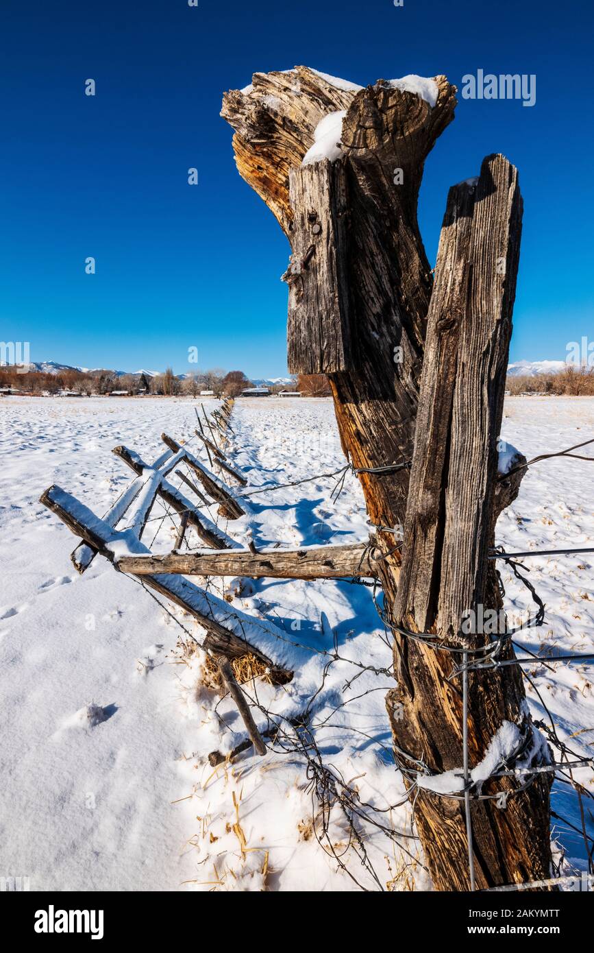 Wooden farm fences hi-res stock photography and images - Alamy