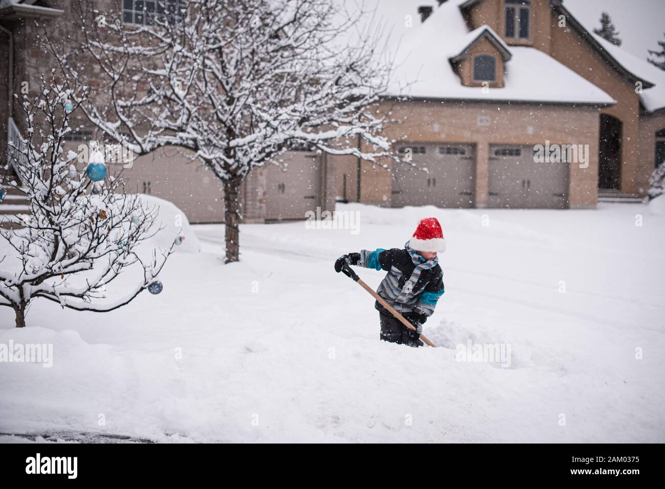 Snow covered house front yard hi-res stock photography and images - Alamy