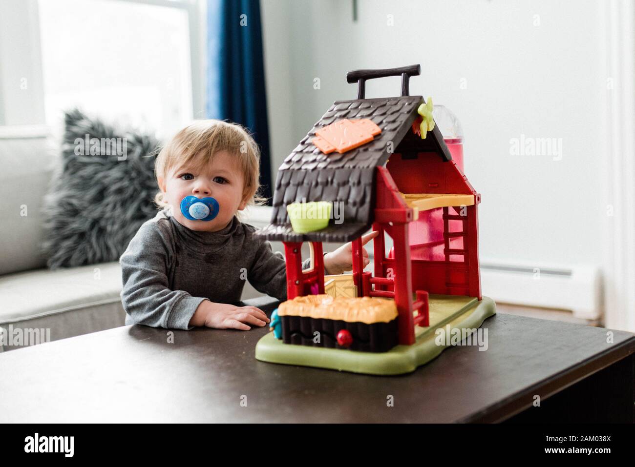 Kids playing inside hi-res stock photography and images - Alamy