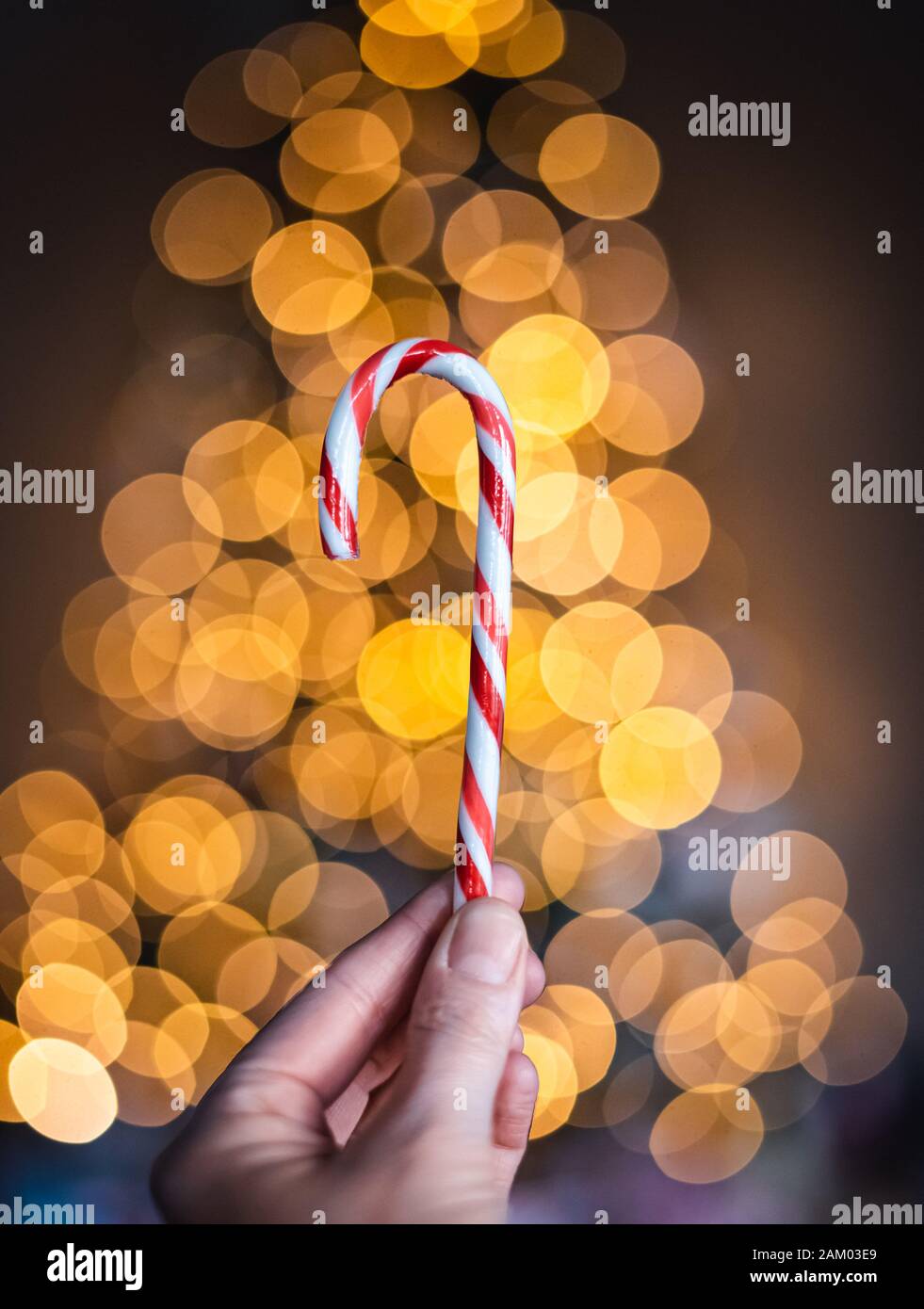 Hand holding candy hi-res stock photography and images - Alamy