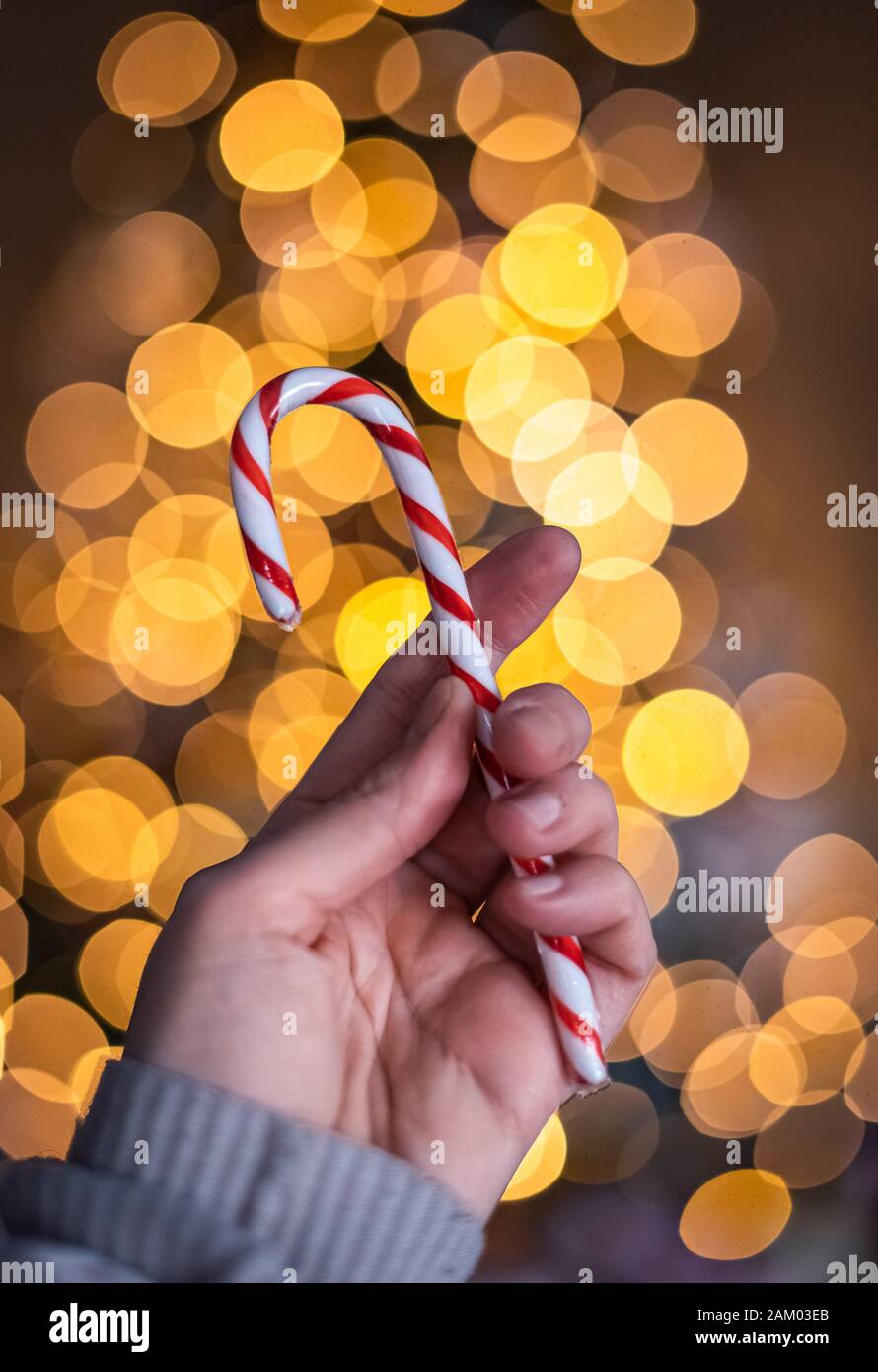 Hand holding candy hi-res stock photography and images - Alamy