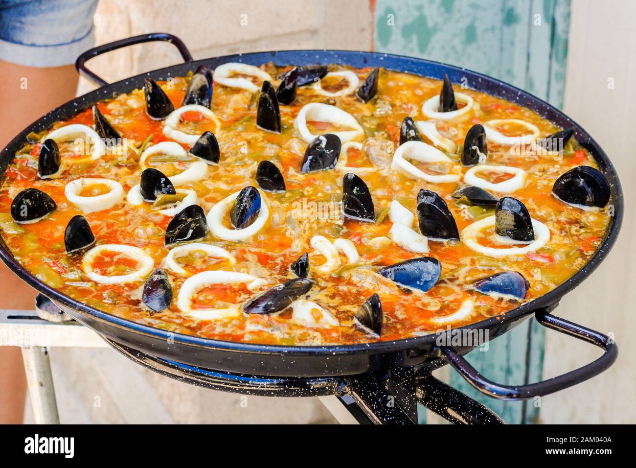 Cooking spanish paella adding seafood hi-res stock photography and ...