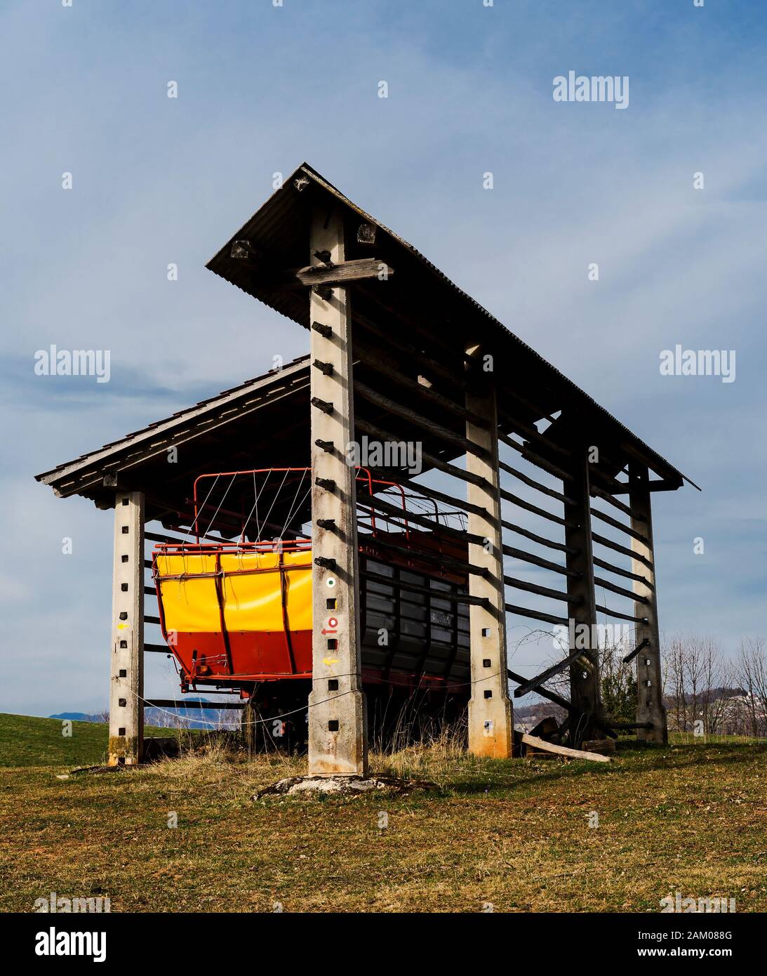 Tractor under a roof hi-res stock photography and images - Alamy