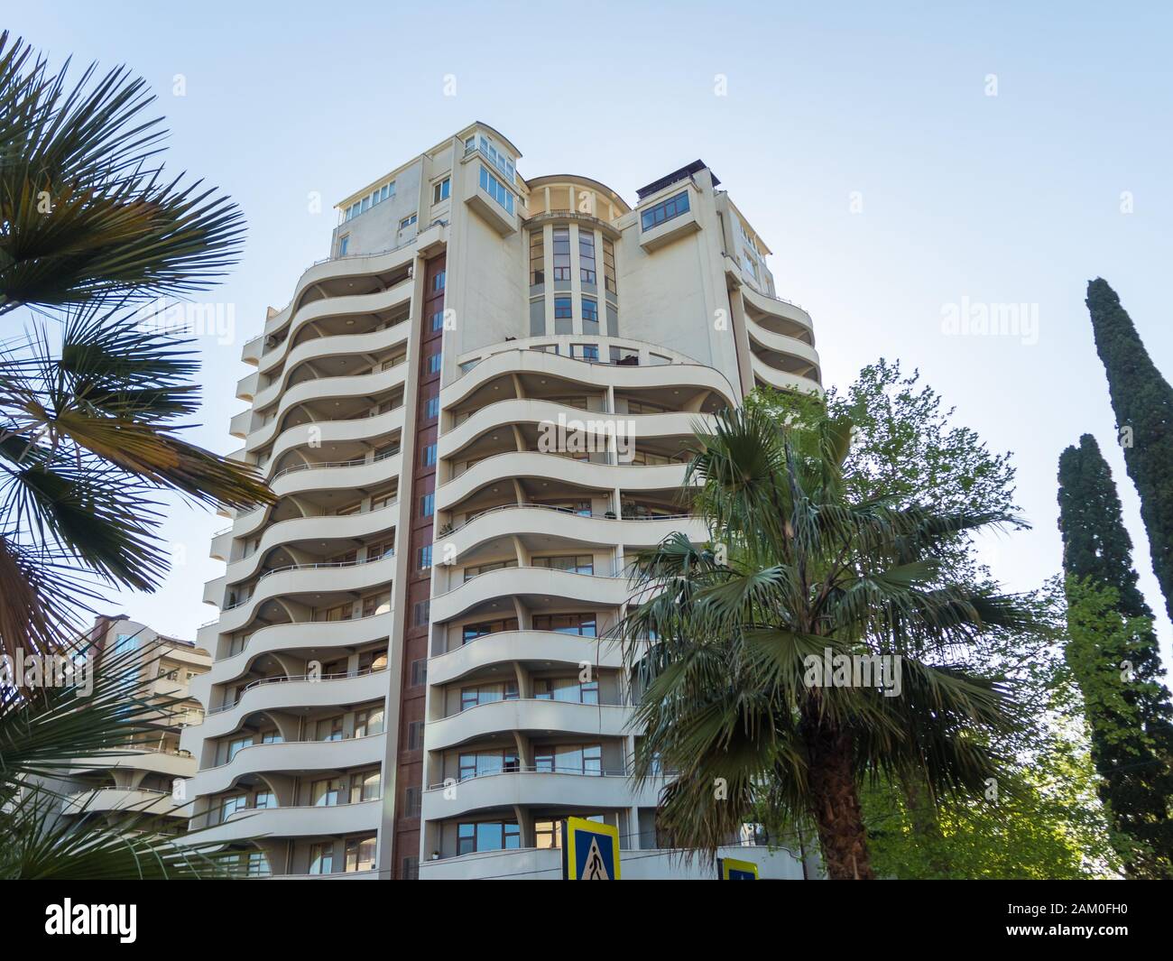 Tall wavy glass facade hi-res stock photography and images - Alamy