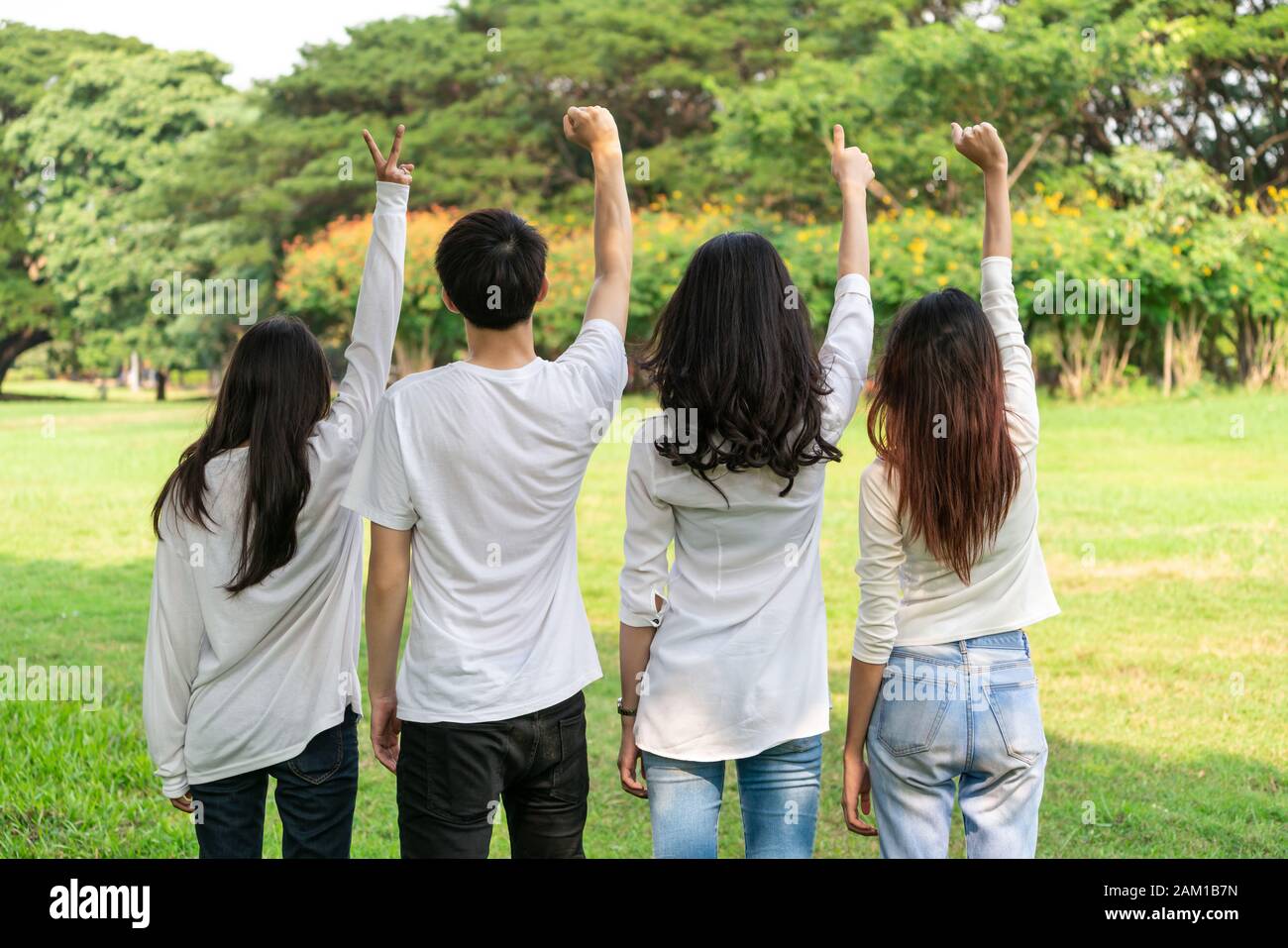 Women helping men in business hi-res stock photography and images - Alamy