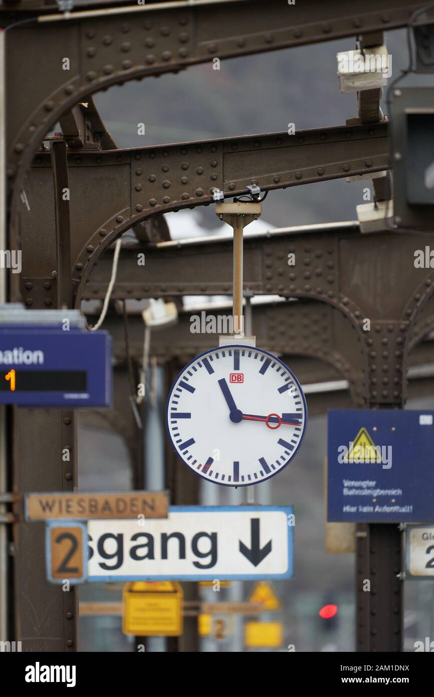 Kaub, Germany. 10th Jan, 2020. A clock hangs on the platform of the ...
