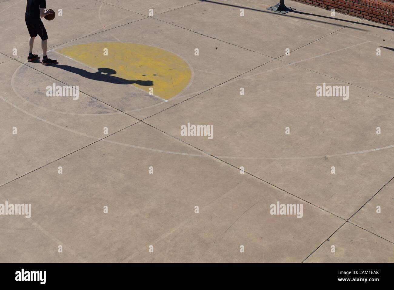 Man shooting basketball hi-res stock photography and images - Alamy