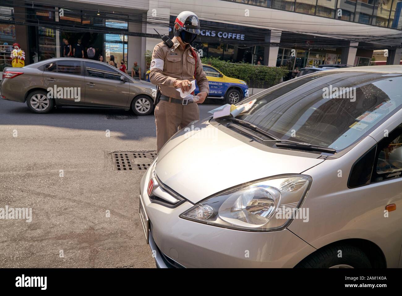 Police giving ticket hi-res stock photography and images - Alamy