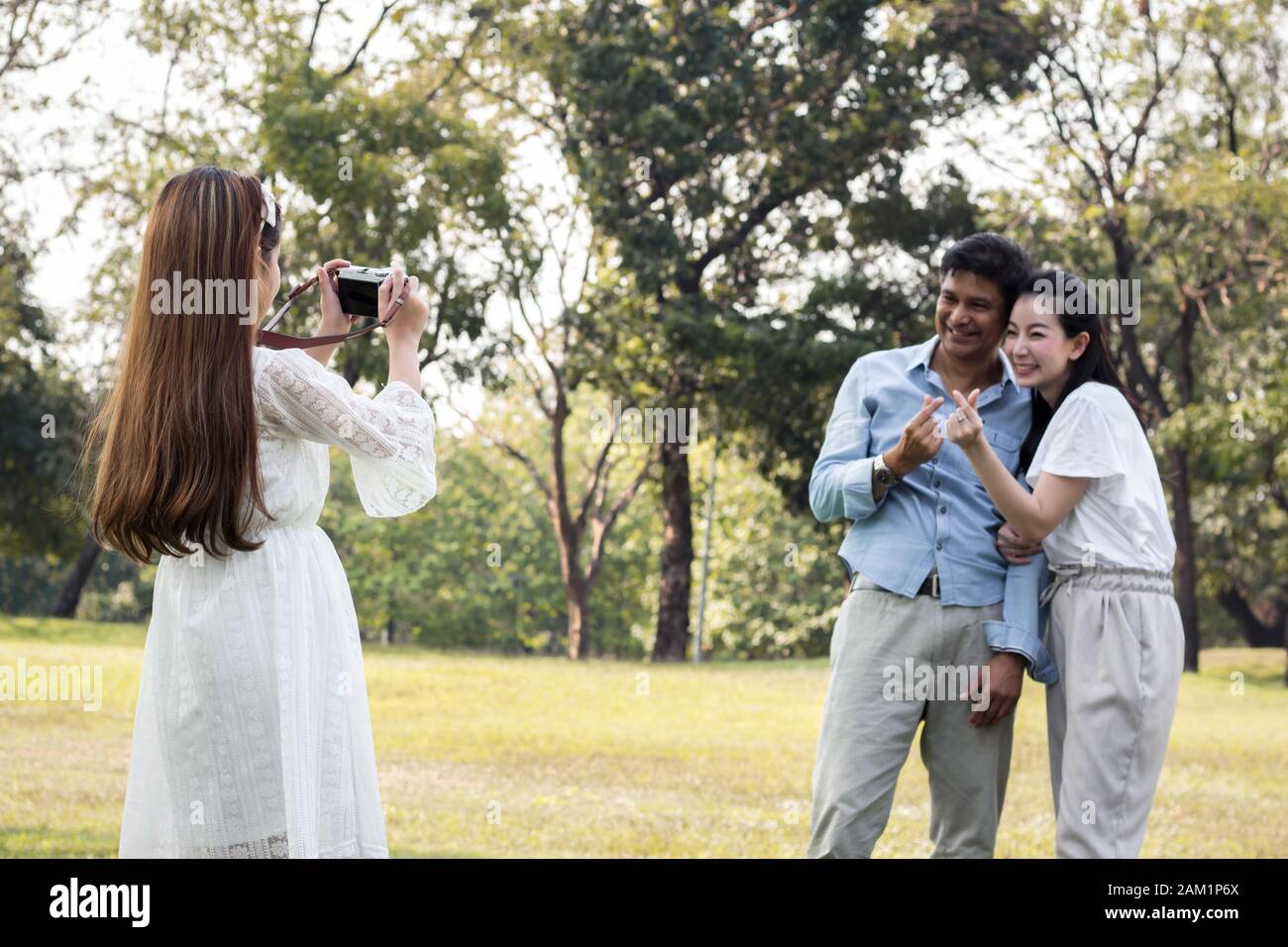 Father and mother let his daughter take pictures as souvenirs in the ...