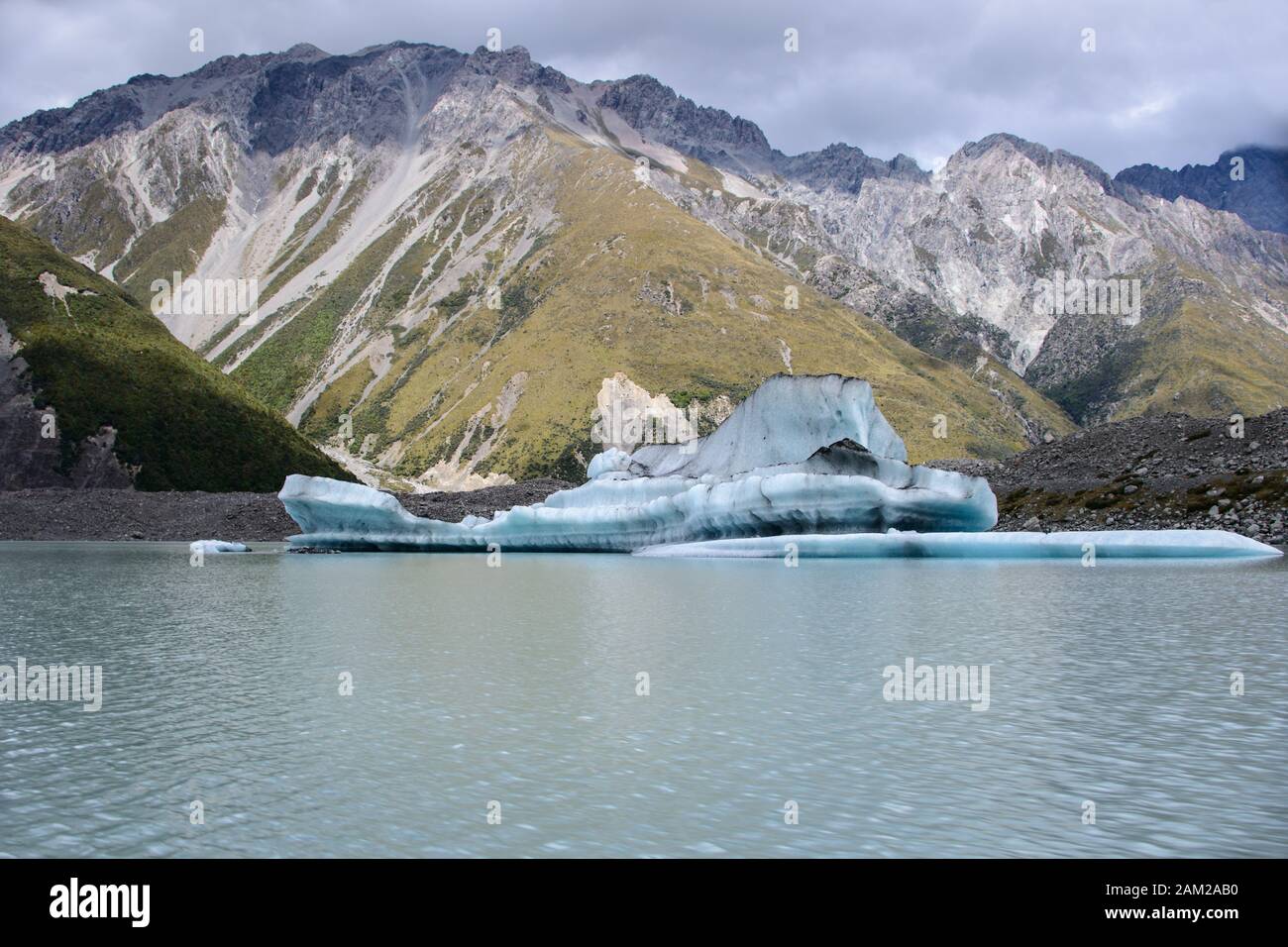 Glacier national park iceberg lake trail hi-res stock photography and ...