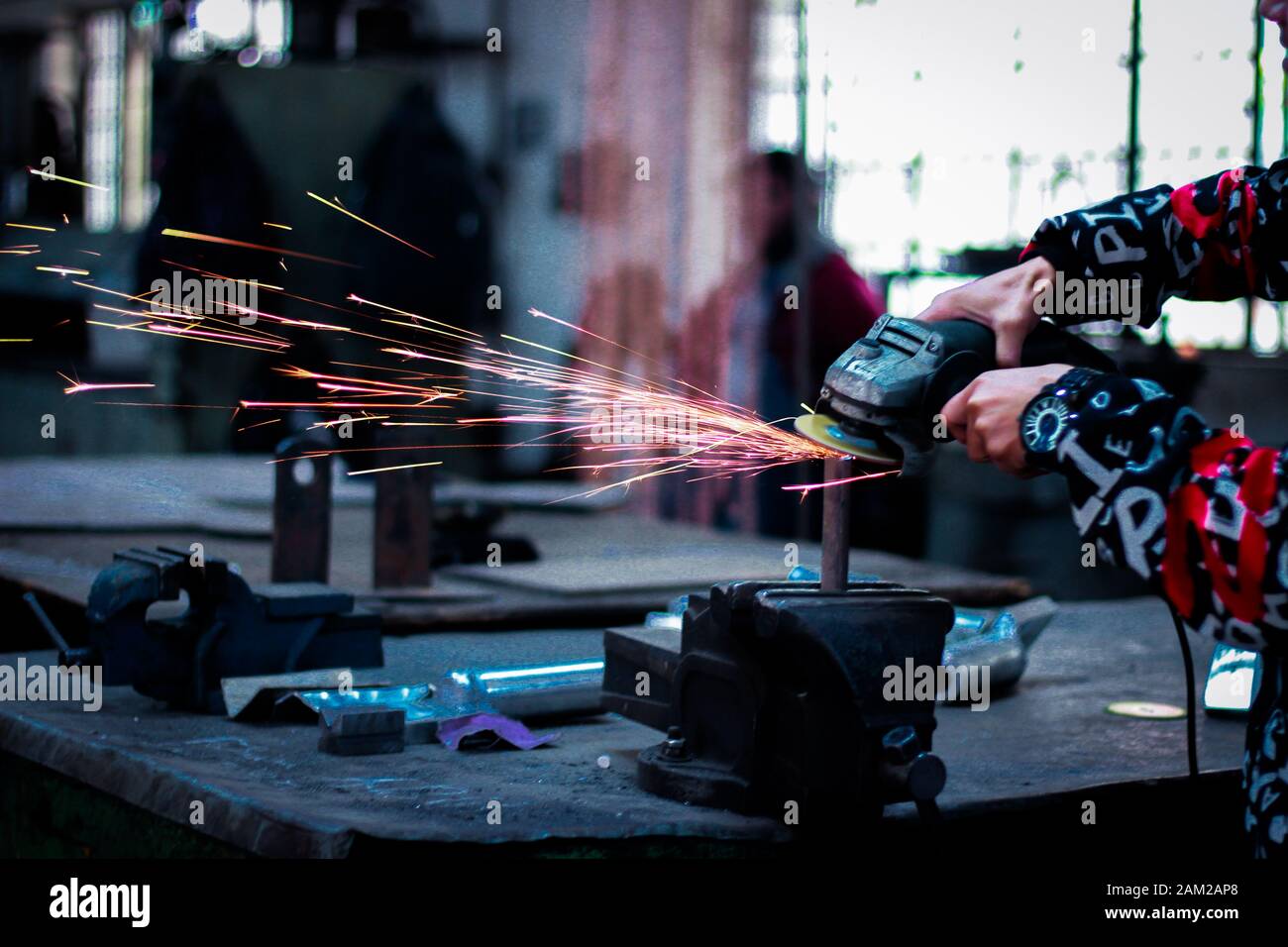 Cutting metal angle grinder hi-res stock photography and images - Alamy