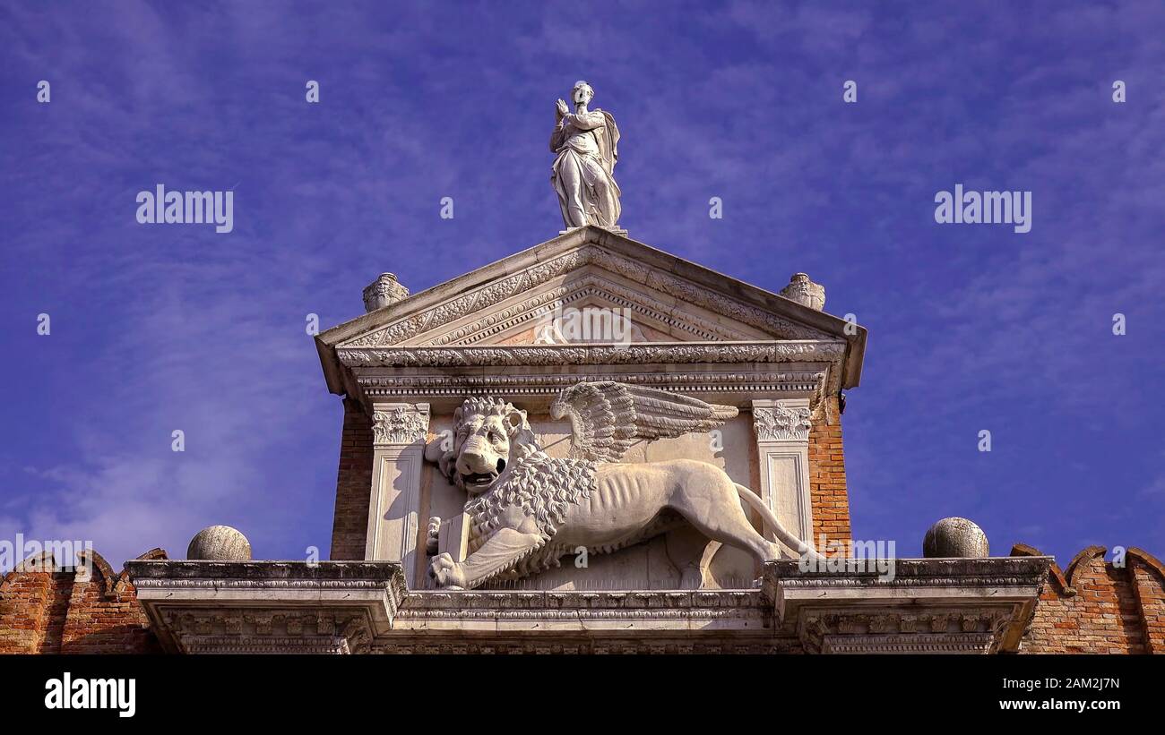 Statue of lion a symbol of Venice, Italy Stock Photo - Alamy
