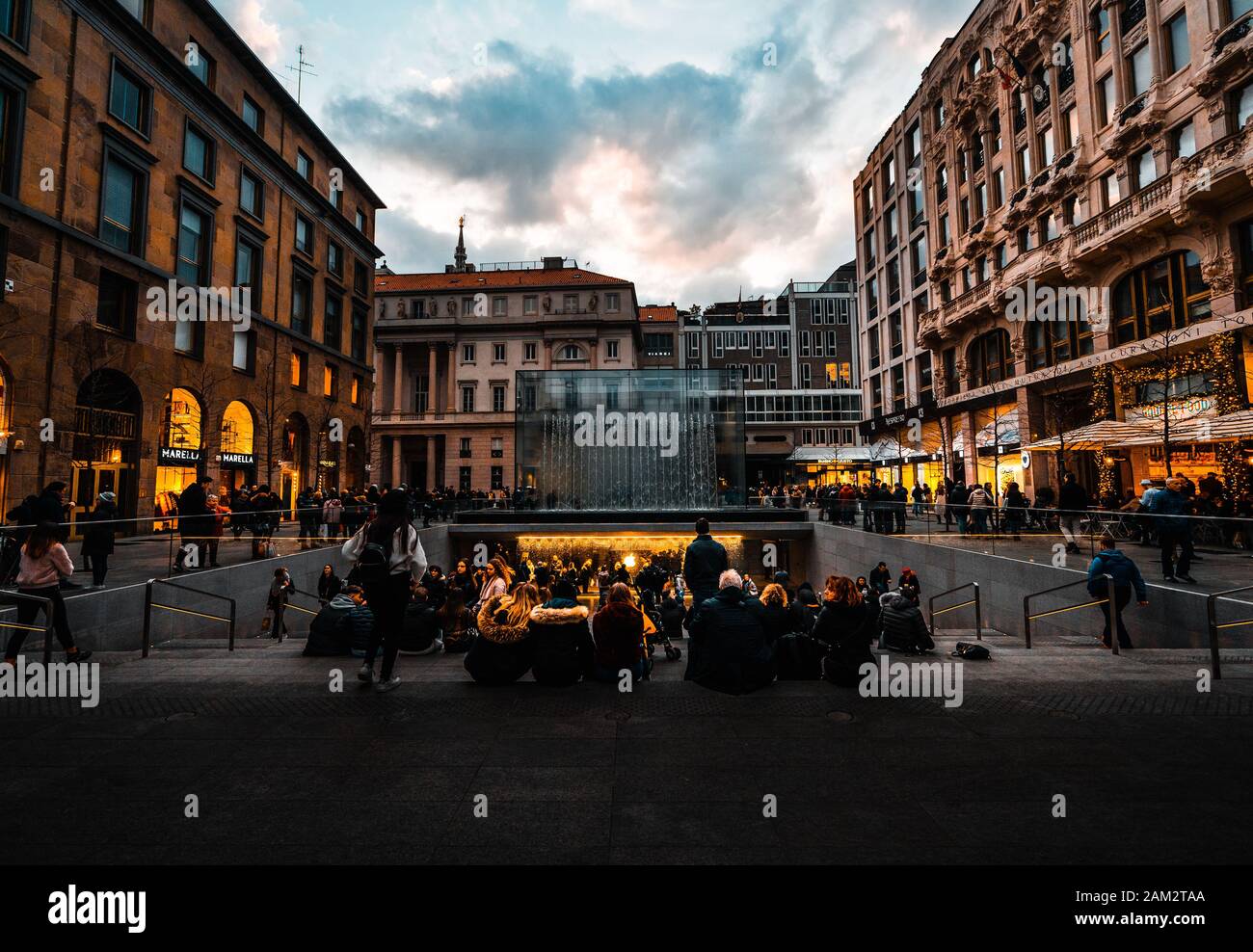 Apple store milan hi-res stock photography and images - Alamy